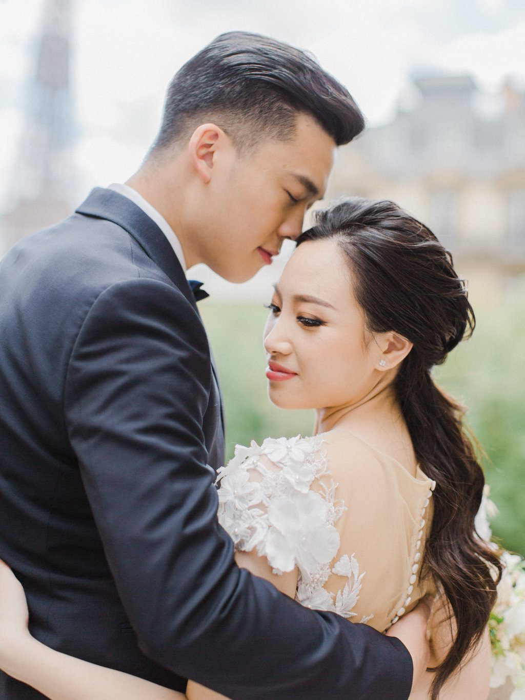 Romantic Chinese couple prewedding photoshoot in paris - La Vie en Rose
